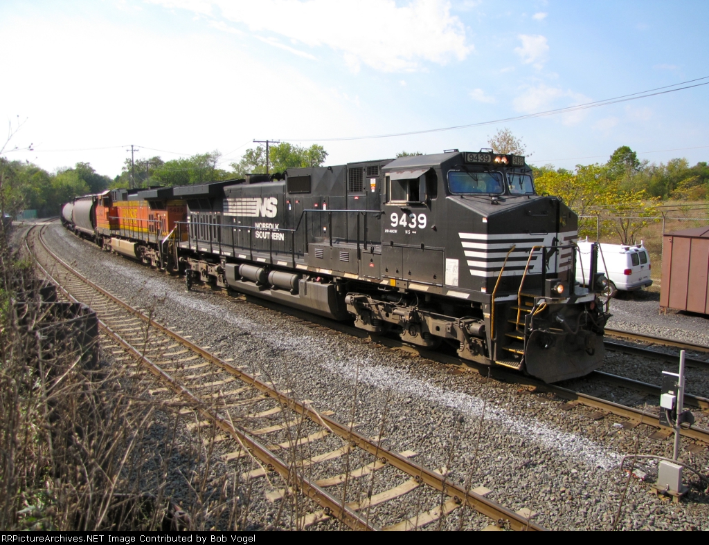 NS 9439 and BNSF 5425